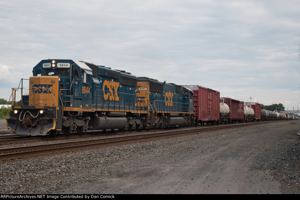 CSX 8844 Leads Q633 at Burdeck St.